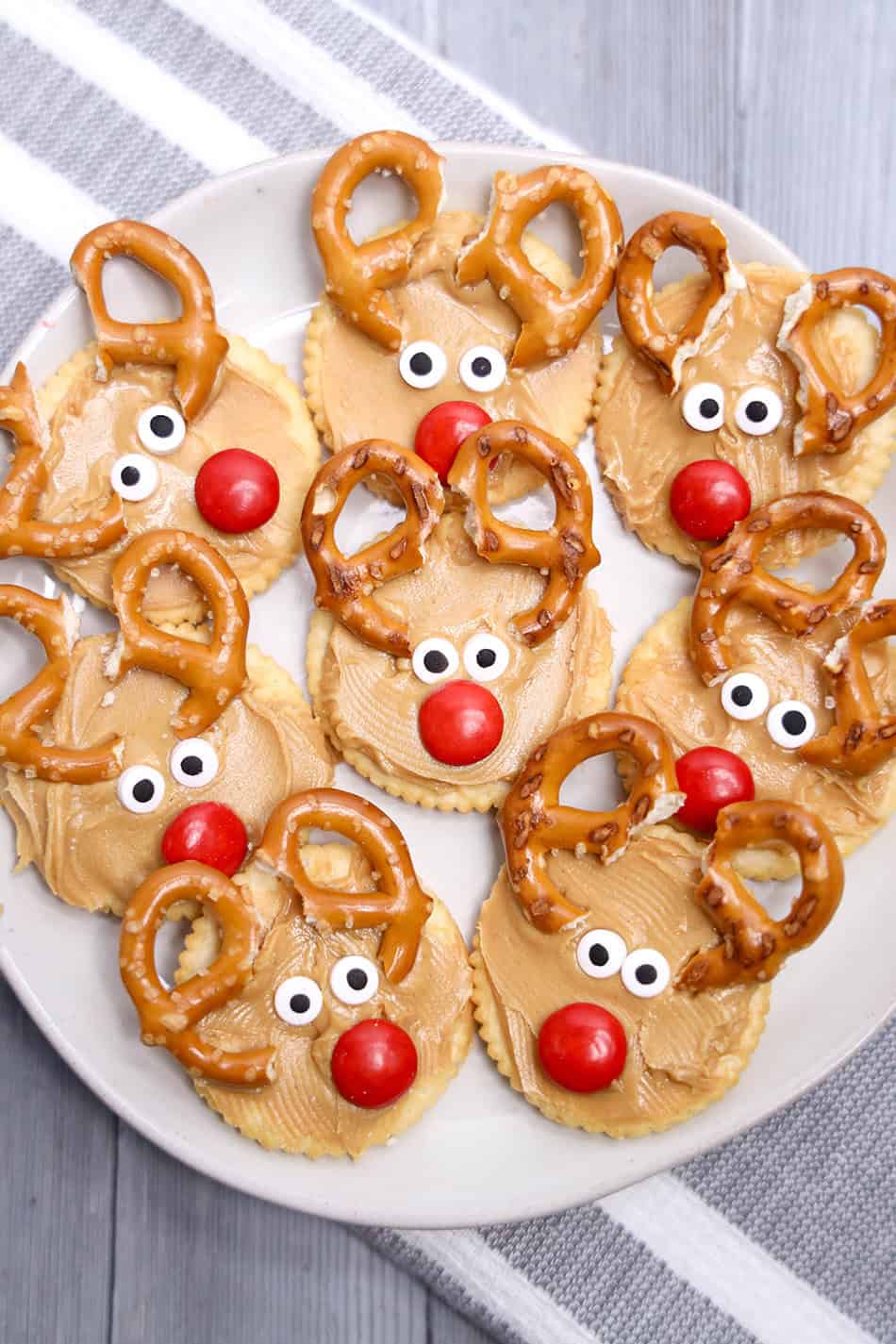 Easy Rudolph Crackers Recipe for Christmas Snacks