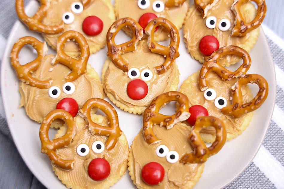 Easy Rudolph Crackers Recipe for Christmas Snacks